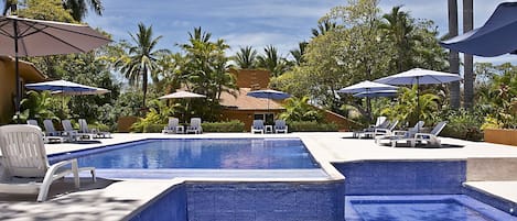 Piscina exterior, guarda-sóis, espreguiçadeiras