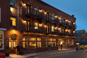 Fachada da propriedade à noite