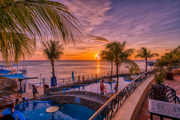 Sirena Poolside Queen Suite | Vista do quarto