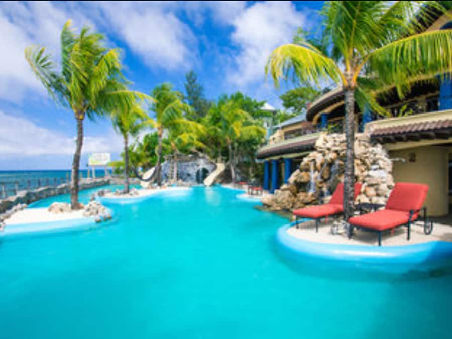 Sueños Grandes Three-Bedroom Poolside Villa | Piscina exterior | Piscina exterior, espreguiçadeiras