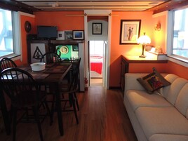 Casa de campo, banheiro privativo | Área de estar | TV