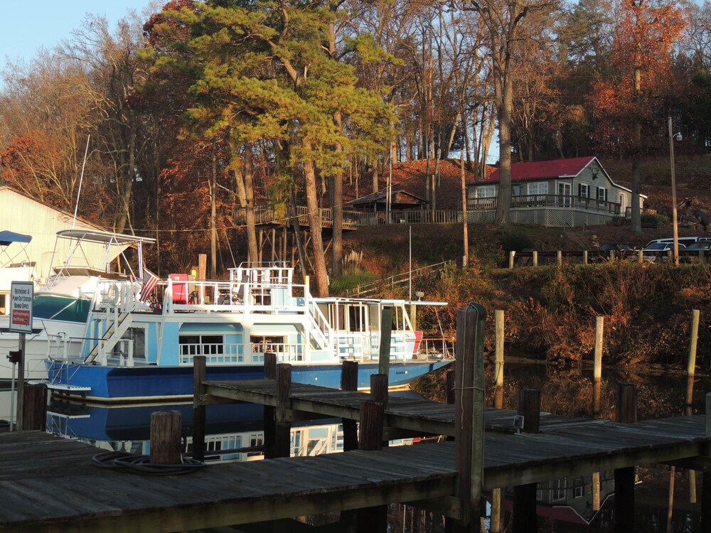 A Warm And Cozy 50' Houseboat In Gated, Quaint And Peaceful Marina Near The City - 里士滿