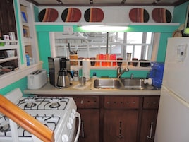 Casa de campo, banheiro privativo | Cozinha privada | Geladeira, micro-ondas, cooktop, cafeteira/chaleira