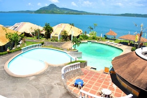 Piscina exterior, espreguiçadeiras