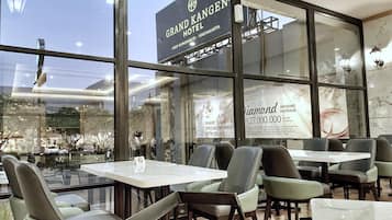 Pequenos-almoços, almoços, jantares servidos, cozinha internacional