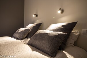 Quarto Duplo ou Twin Standard, 1 cama de casal ou 2 camas individuais, casa de banho privativa | Cortinas/cortinados opacos, Wi-fi grátis, roupa de cama fornecida 