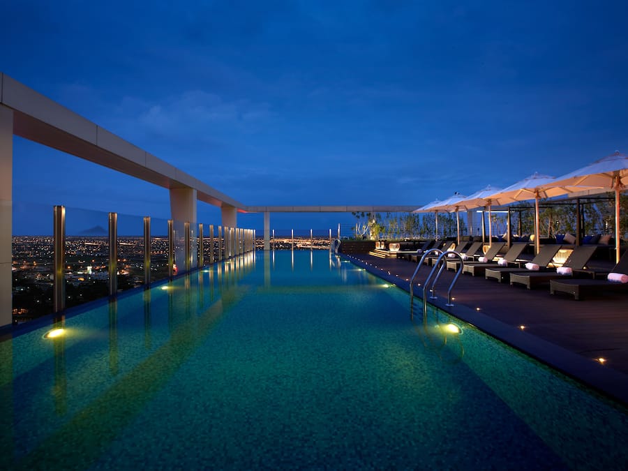 Piscina exterior, espreguiçadeiras