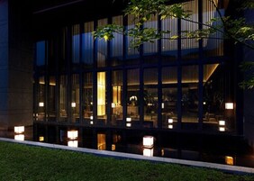 Um edifício moderno com grandes janelas e interior bem iluminado.