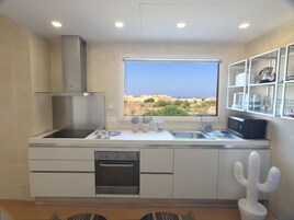 Penthouse Deluxe, 3 quartos, não fumadores, vista para o mar | Kitchenette privada | Um frigorífico, um micro-ondas, um forno, uma placa de cozinha