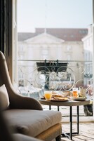 Roupa de alta qualidade, cofre no quarto, com decoração personalizada 