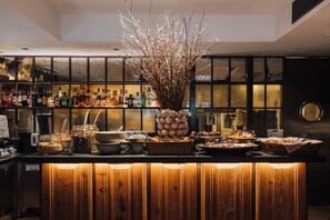 Café da manhã com buffet todos os dias (EUR 17.50 por pessoa) 