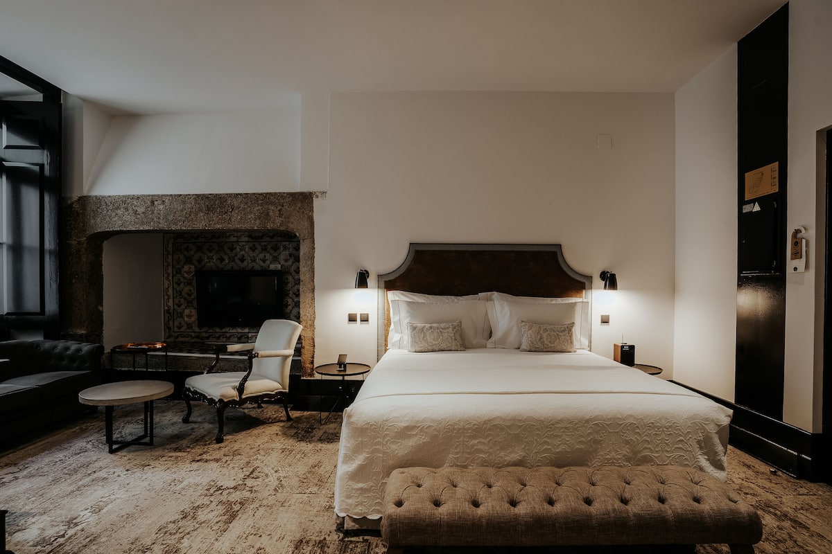 Quarto triplo luxo (Interior Patio View) | Roupas de cama premium, cofres nos quartos, individualmente decorados