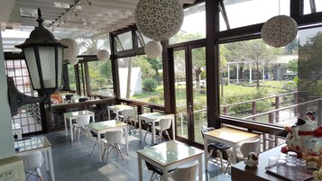 Café da manhã completo grátis todos os dias