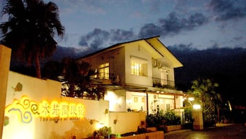 Fachada do alojamento (tarde/noite)