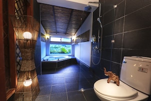Casa romântico, 1 cama de casal, para não fumantes, banheira de hidromassagem | Banheiro | Produtos de toalete grátis, secador de cabelo, chinelos 