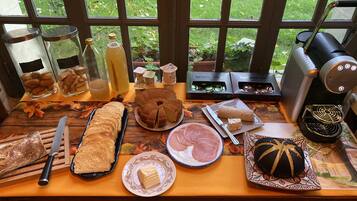 Pequeno-almoço tipo buffet diário incluído
