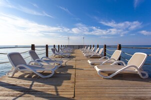 Praia particular, barracas de praia de cortesia, espreguiçadeiras 