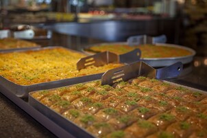 Bandejas de baklava em um buffet.