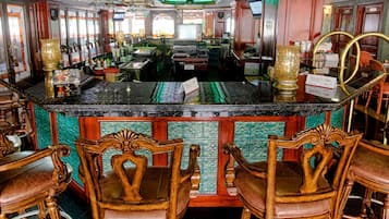 2 bares/lounges, um bar junto à piscina