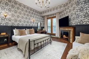 Romantic Victoria Room, Queen Canopy Bed, Fireplace | Lençóis de algodão egípcio, roupa de alta qualidade, edredões de penas 