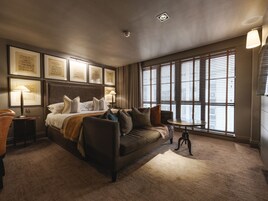 Quarto clássico, 1 cama King | Roupas de cama premium, cofres nos quartos, escrivaninha