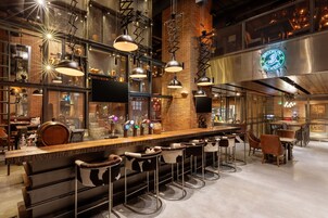 4 restaurantes: servem pequenos-almoços, almoços, jantares e brunches