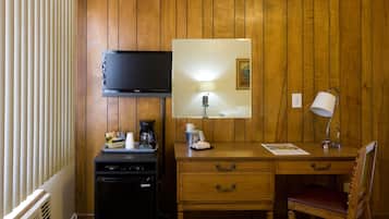 Quarto Standard, 2 camas de casal | Equipamento para trabalhar no quarto