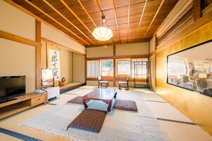 1 quarto, cofre no quarto, com decoração personalizada 