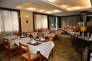 Café da manhã com buffet grátis todos os dias