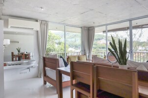 Suite Familiar | Minibar, cofre no quarto, secretária 