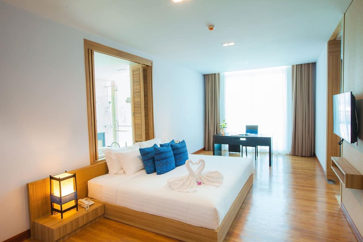 Roupa hipoalergénica, minibar com produtos grátis, cofre no quarto