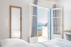 Quarto casal, vista para o mar | Frigobar, cofres nos quartos, ferros/tábuas de passar roupa