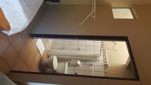 Quarto Duplo Económico | Casa de banho | Um polibã, artigos de higiene pessoal grátis, toalhas fornecidas