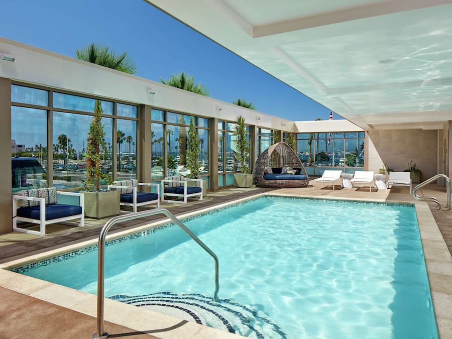 Piscina externa, funciona das 7h às 22h, barracas de cortesia