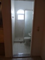 Chuveiro, produtos de toalete grátis, secador de cabelo 