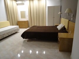 Estúdio, vista para o jardim, no piso térreo | Roupas de cama premium, frigobar, cofres nos quartos, berços grátis