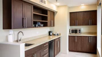 Suite, 1 cama king-size e sofá-cama | Cozinha privada | Um frigorífico, uma cafeteira/bule