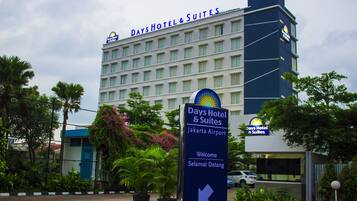 Placa de hotel com a inscrição 'Days Hotel & Suites' e 'Jakarta Airport', indicando a localização.