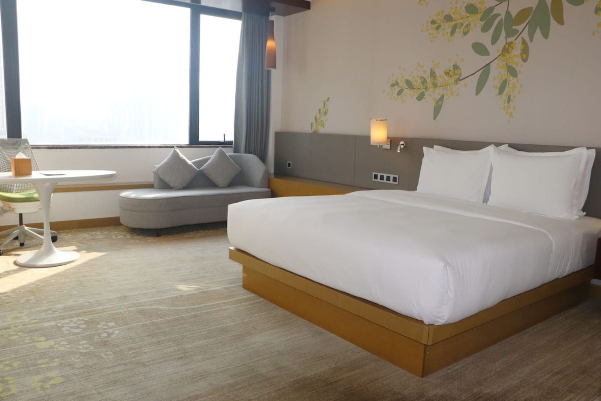 Quarto King, Quarto, 1 cama king-size | Minibar, cofre com capacidade para portátil, secretária