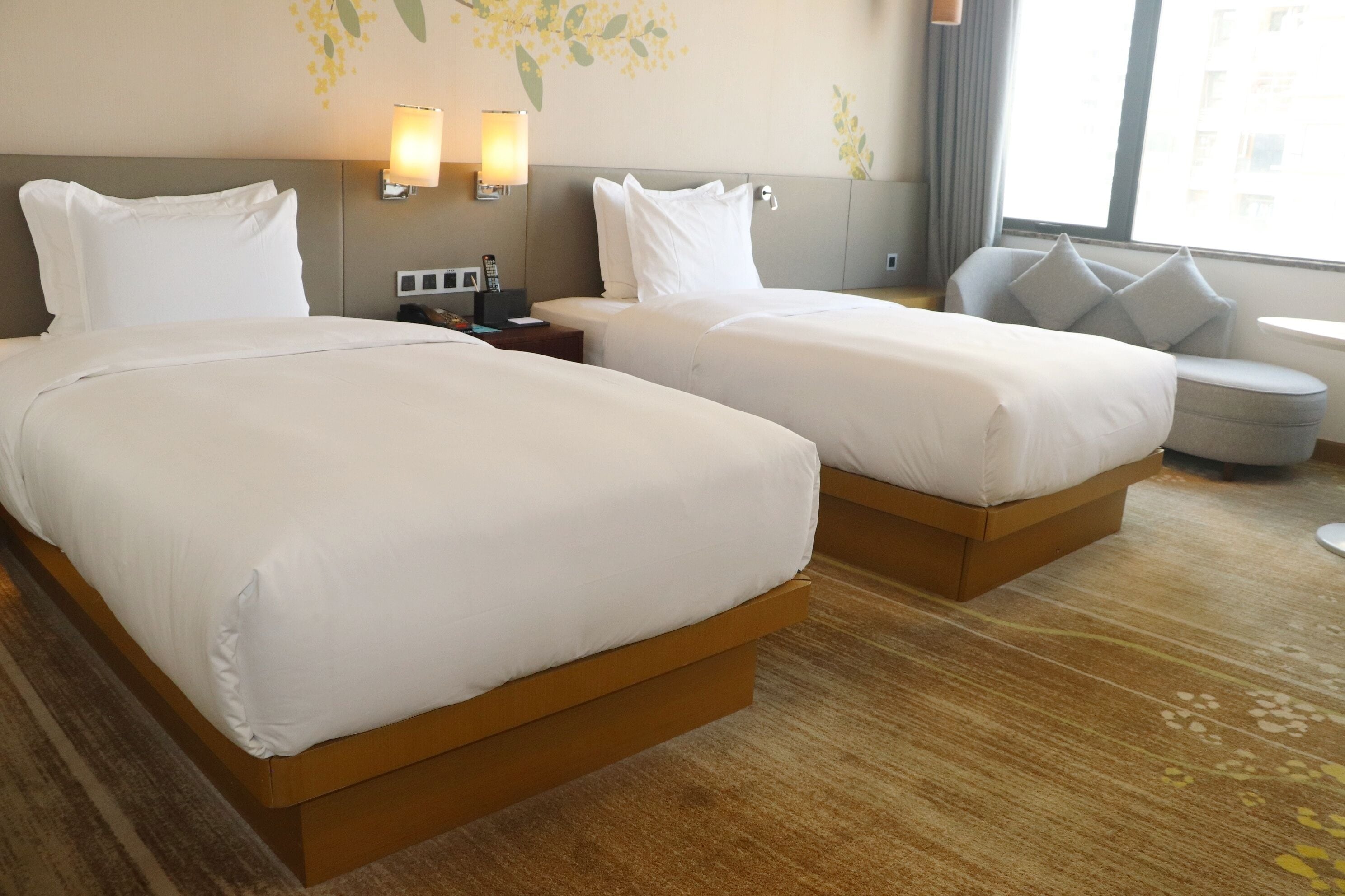 Quarto Twin, 2 camas individuais | Sala de estar | Televisor LCD de 42 polegadas com canais por cabo, televisor 