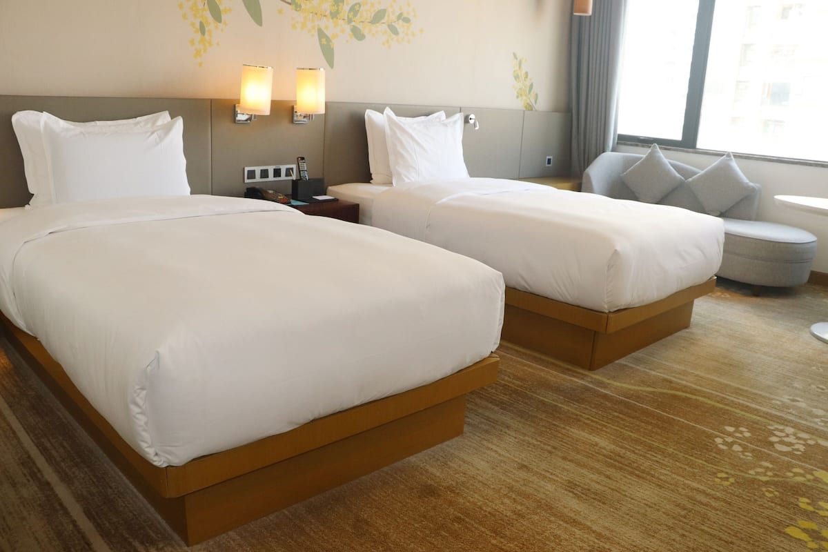 Quarto Twin, 2 camas individuais | Sala de estar | Televisor LCD de 42 polegadas com canais por cabo, televisor