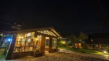 Fachada do alojamento (tarde/noite)