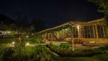 Fachada do alojamento (tarde/noite)