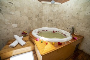 Banheira de hidromassagem interior