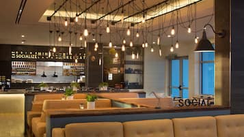 Pequenos-almoços servidos, cozinha americana, com vista para a praia