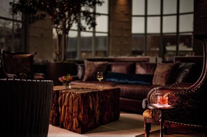 Café da manhã, jantar e brunch aos fins de semana; culinária americana 