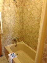 Uma combinação polibã/banheira, produtos de higiene exclusivos 