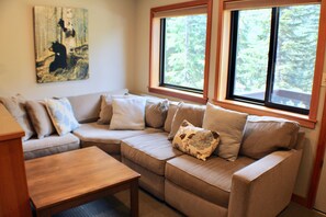 514 Standard 1 Bedroom Unit | Sala de estar | Televisor 