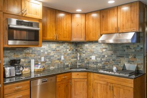 521 Preferred 1 Bedroom Unit | Cozinha privada | Um frigorífico, um micro-ondas, um forno, uma placa de cozinha 