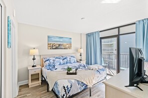 Apartamento em Condomínio Fechado, 2 quartos, varanda, vista para o oceano (1012) | Cofre no quarto, com decoração personalizada 